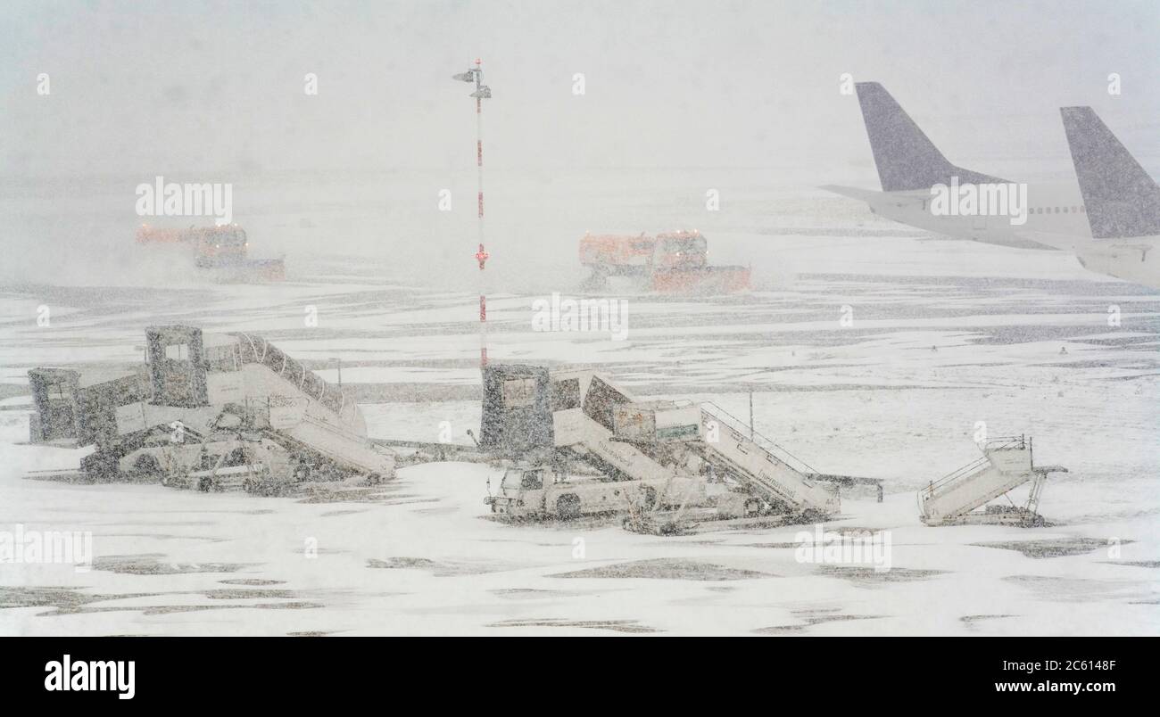 Snow and ice at airport gate hi-res stock photography and images - Alamy