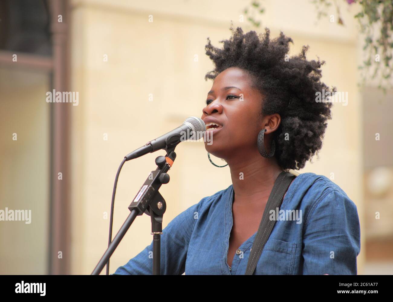 Perform in public place hi-res stock photography and images - Alamy