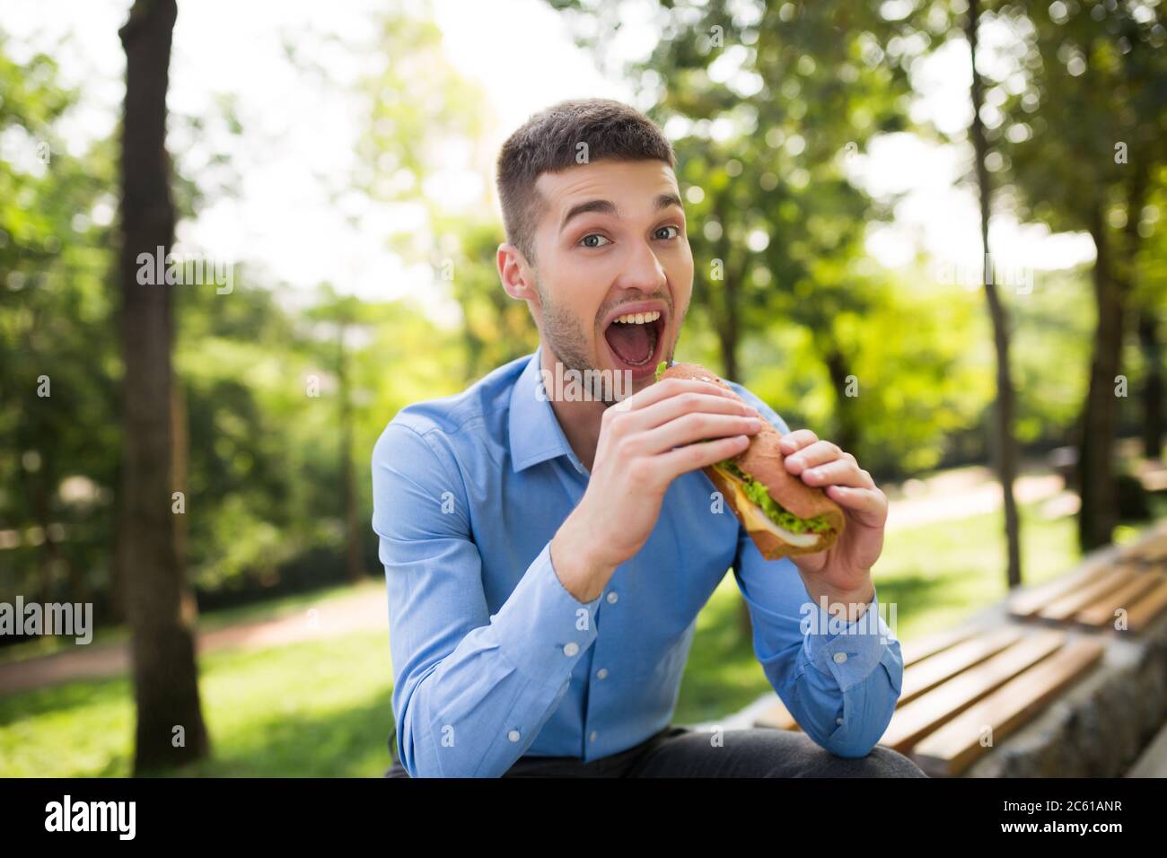 Man eating sandwich bench hi-res stock photography and images - Alamy