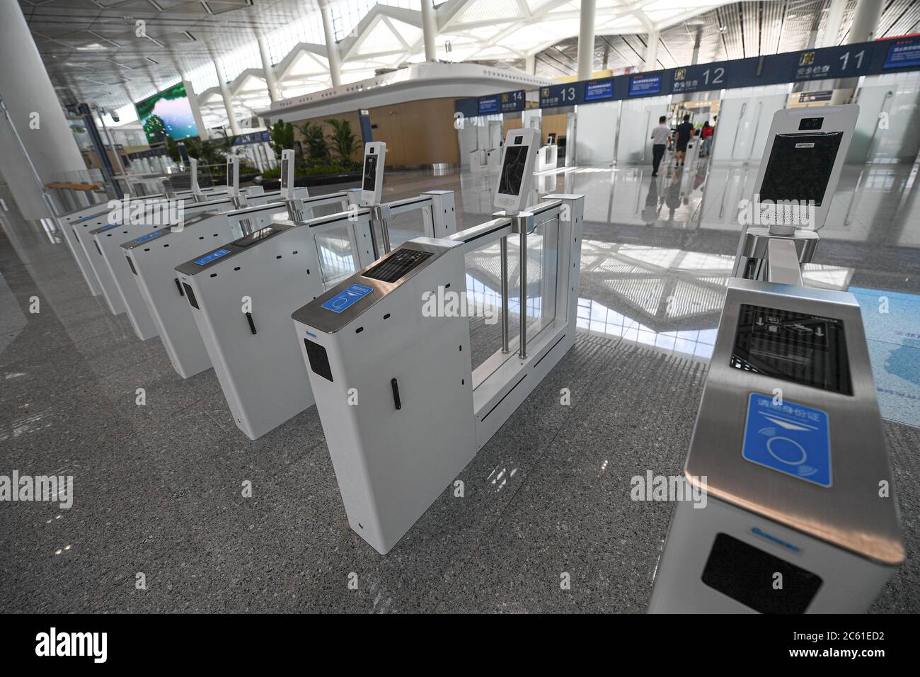Facial recognition airport hi-res stock photography and images - Alamy