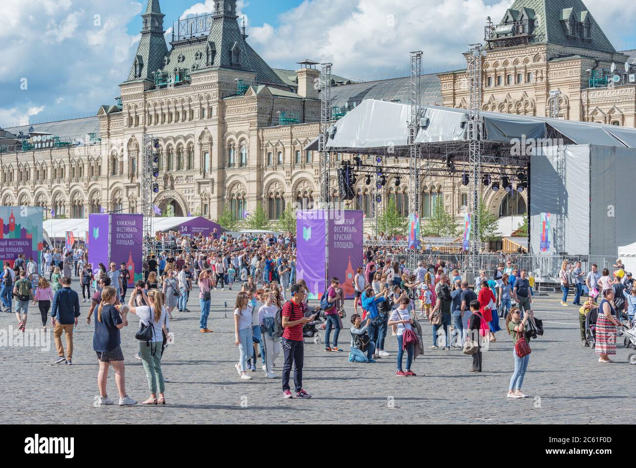 Historical crowd scene hi-res stock photography and images - Alamy
