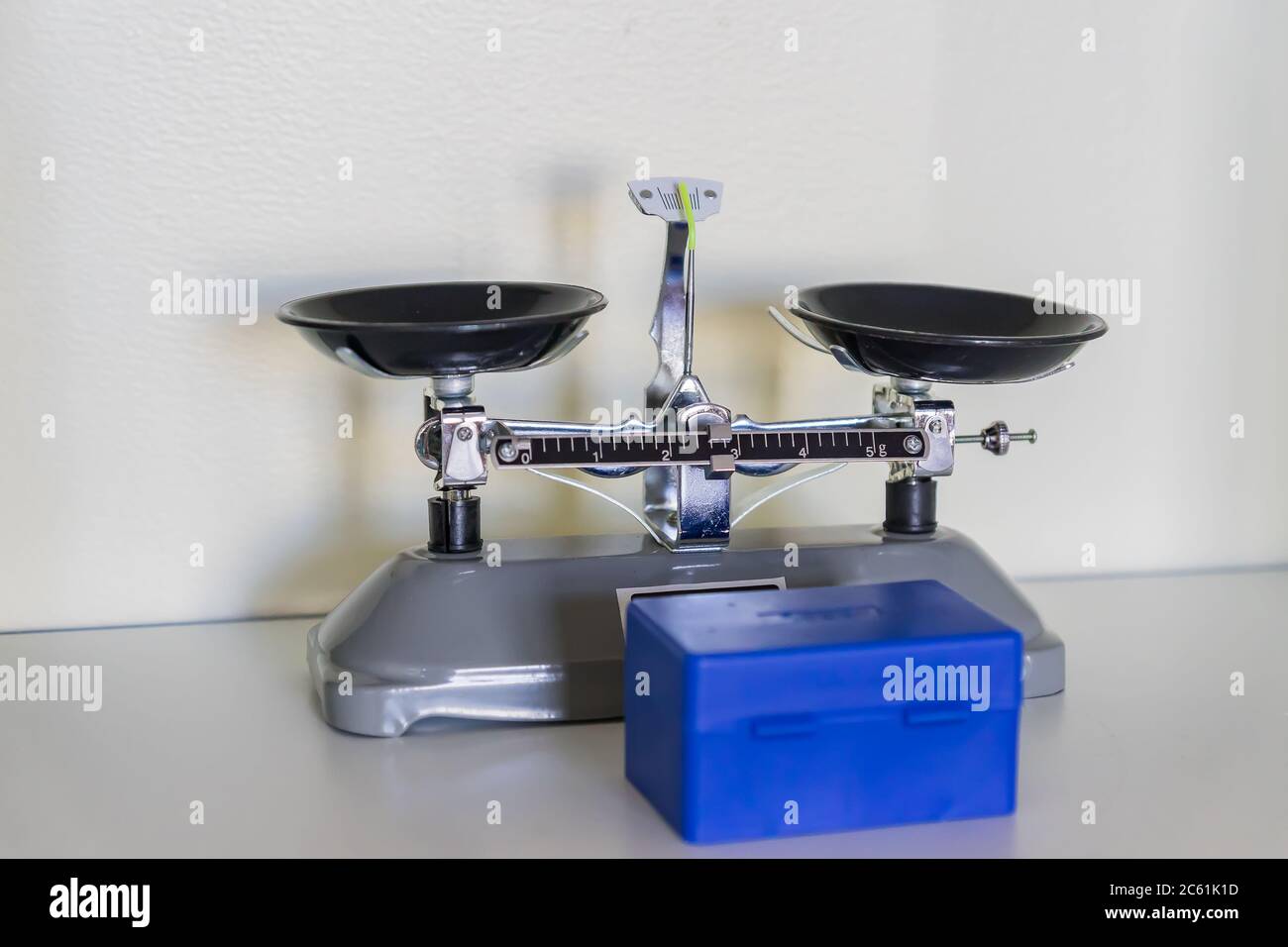 Physics laboratory scales hi-res stock photography and images - Alamy