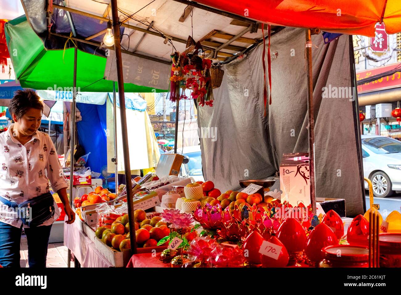 Thanon yaowarat road hi-res stock photography and images - Alamy