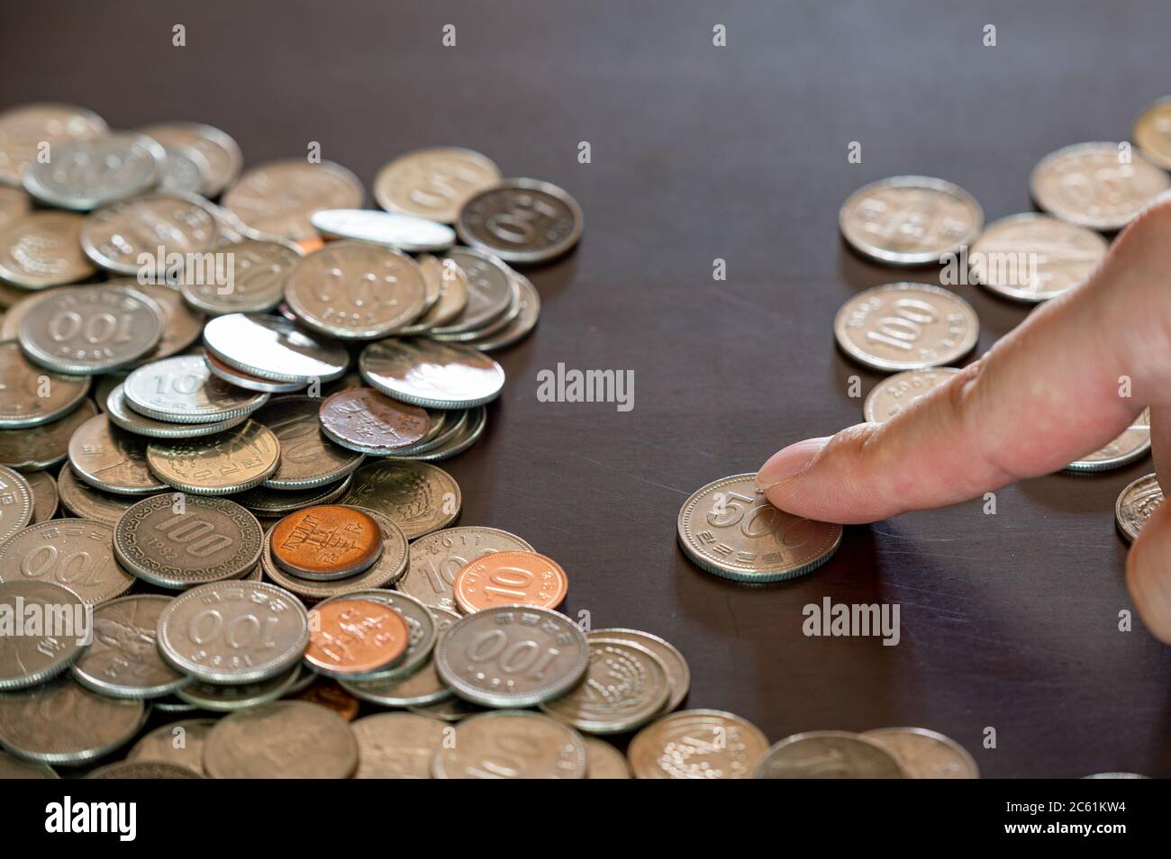 Hand sorting coins hi-res stock photography and images - Alamy