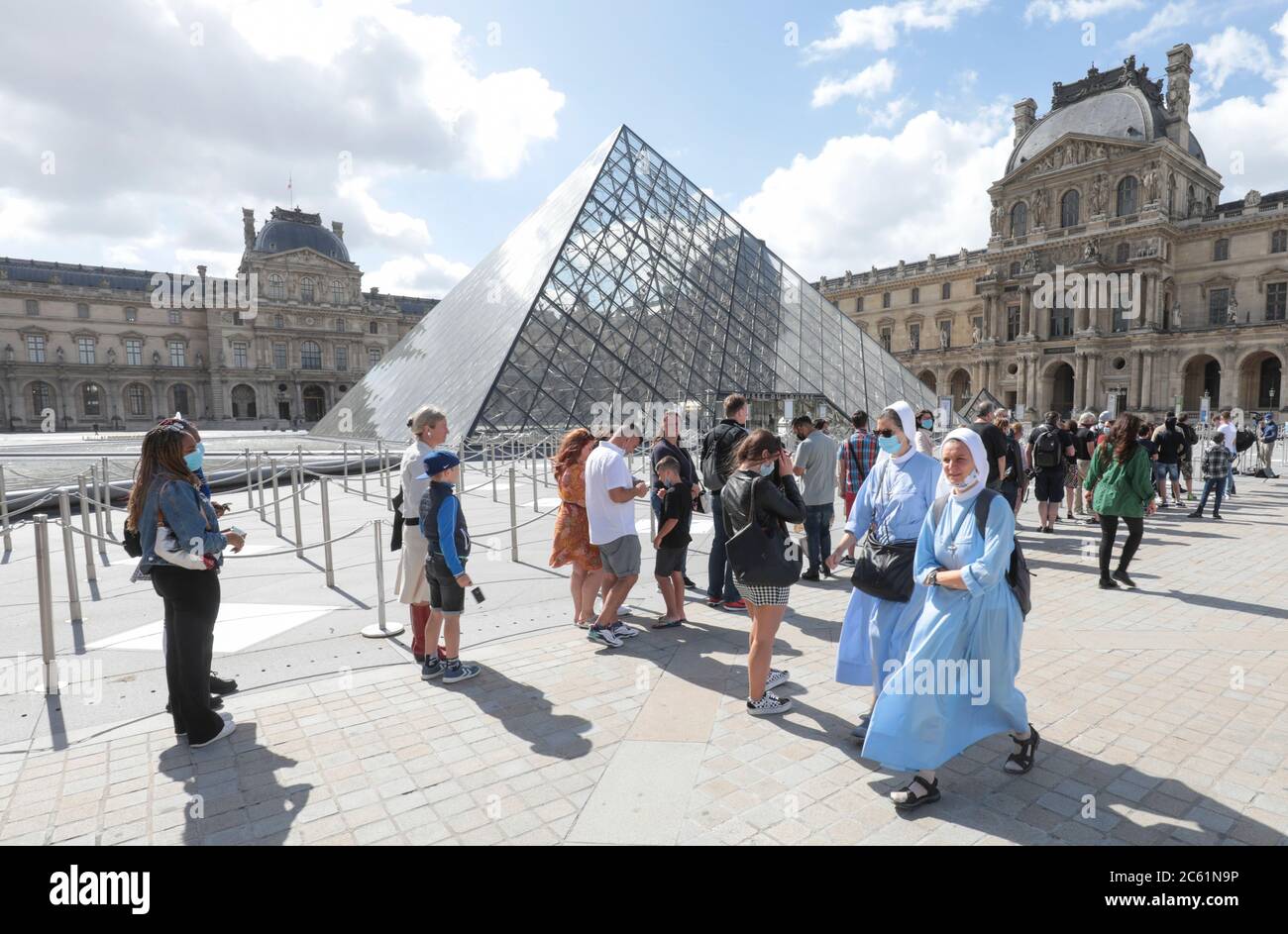 Louvre museum and louvre pyramid hi-res stock photography and images ...