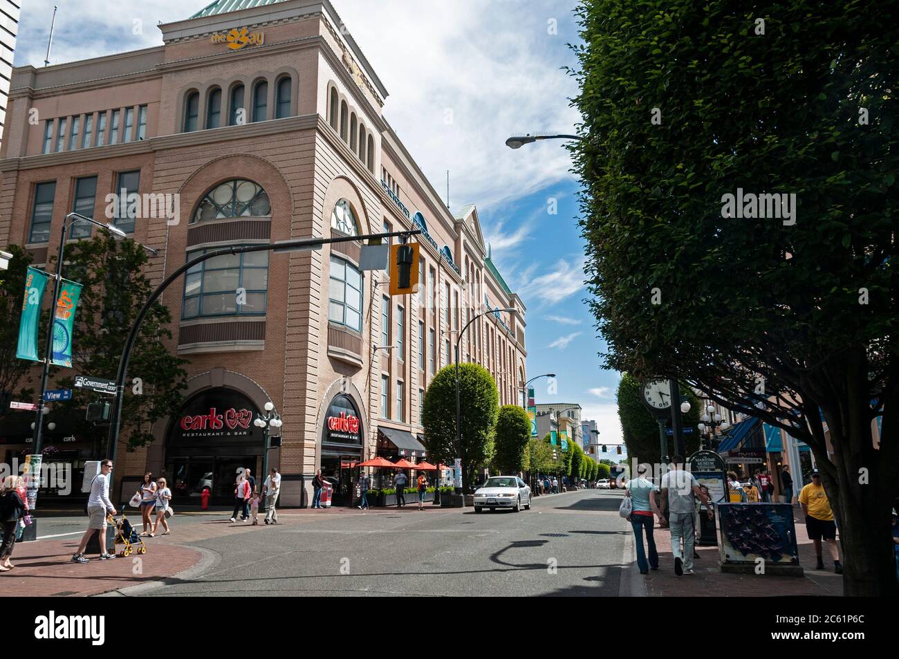 Vancouver island victoria government street hi-res stock photography ...