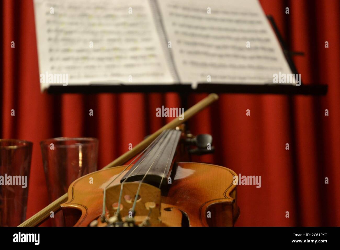 Red violin hi-res stock photography and images - Alamy