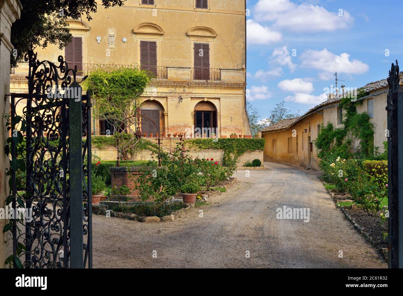 Luxury tuscan style home exterior hi-res stock photography and images ...