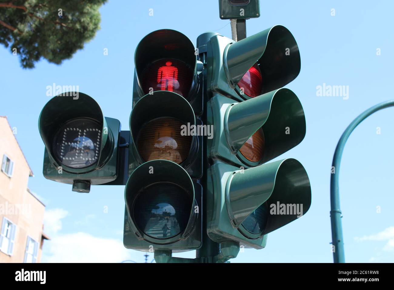 Red signal indicating pedestrian can not cross the road Stock Photo - Alamy