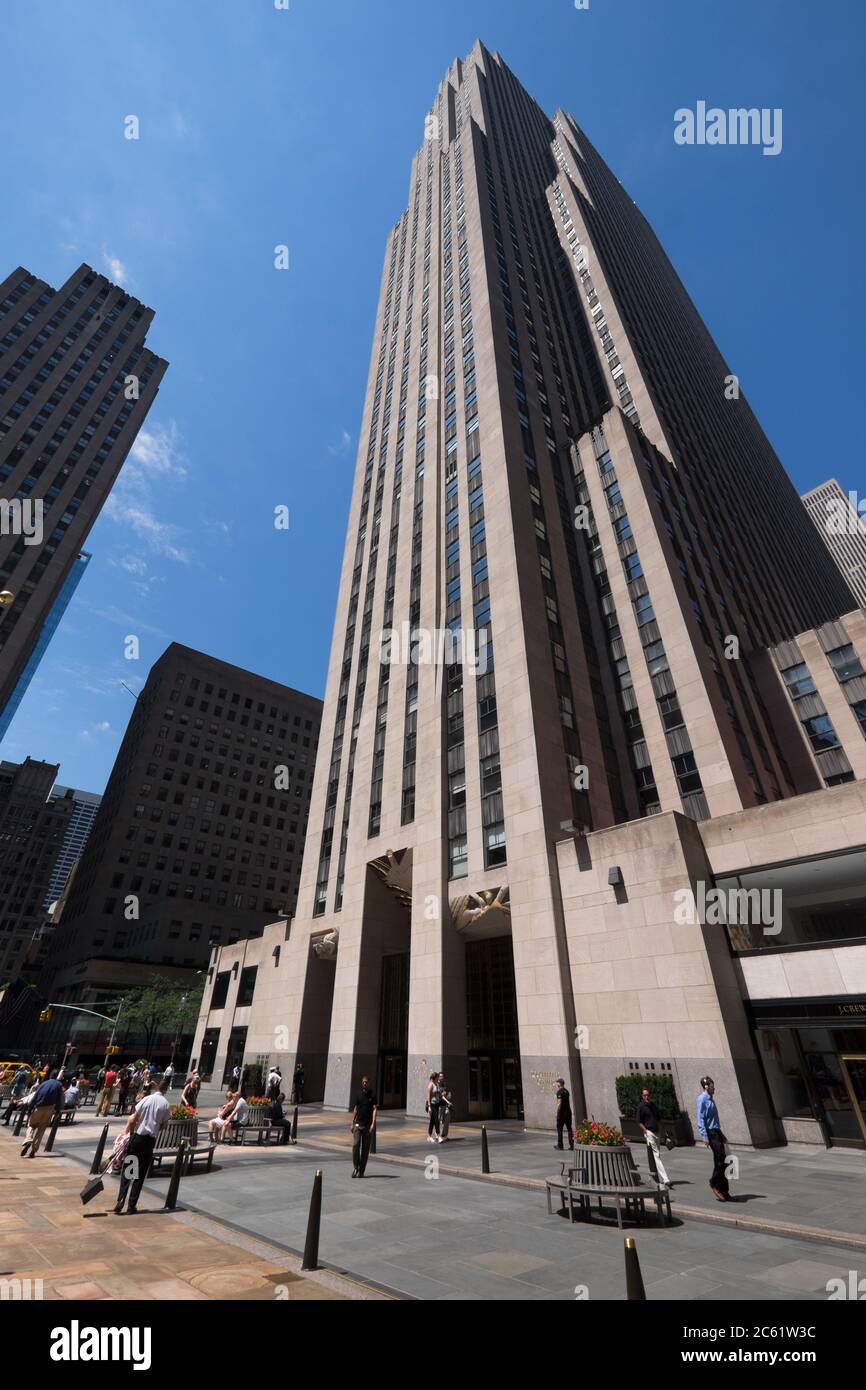 Low angle view of the Comcast Building skyscraper, Rockefeller Center ...