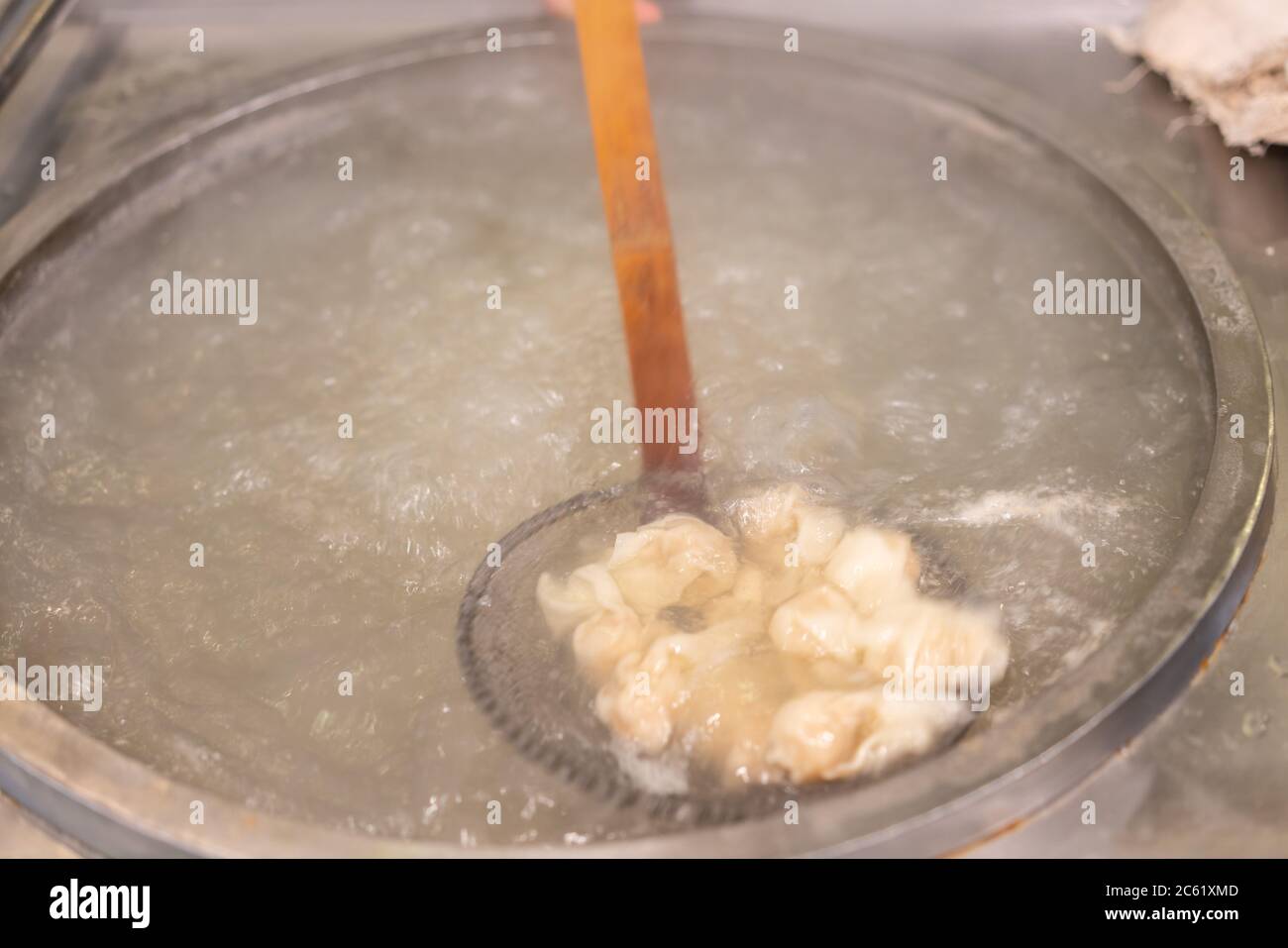 The wontons boiled in a big pot, traditional process to lake wonton ...