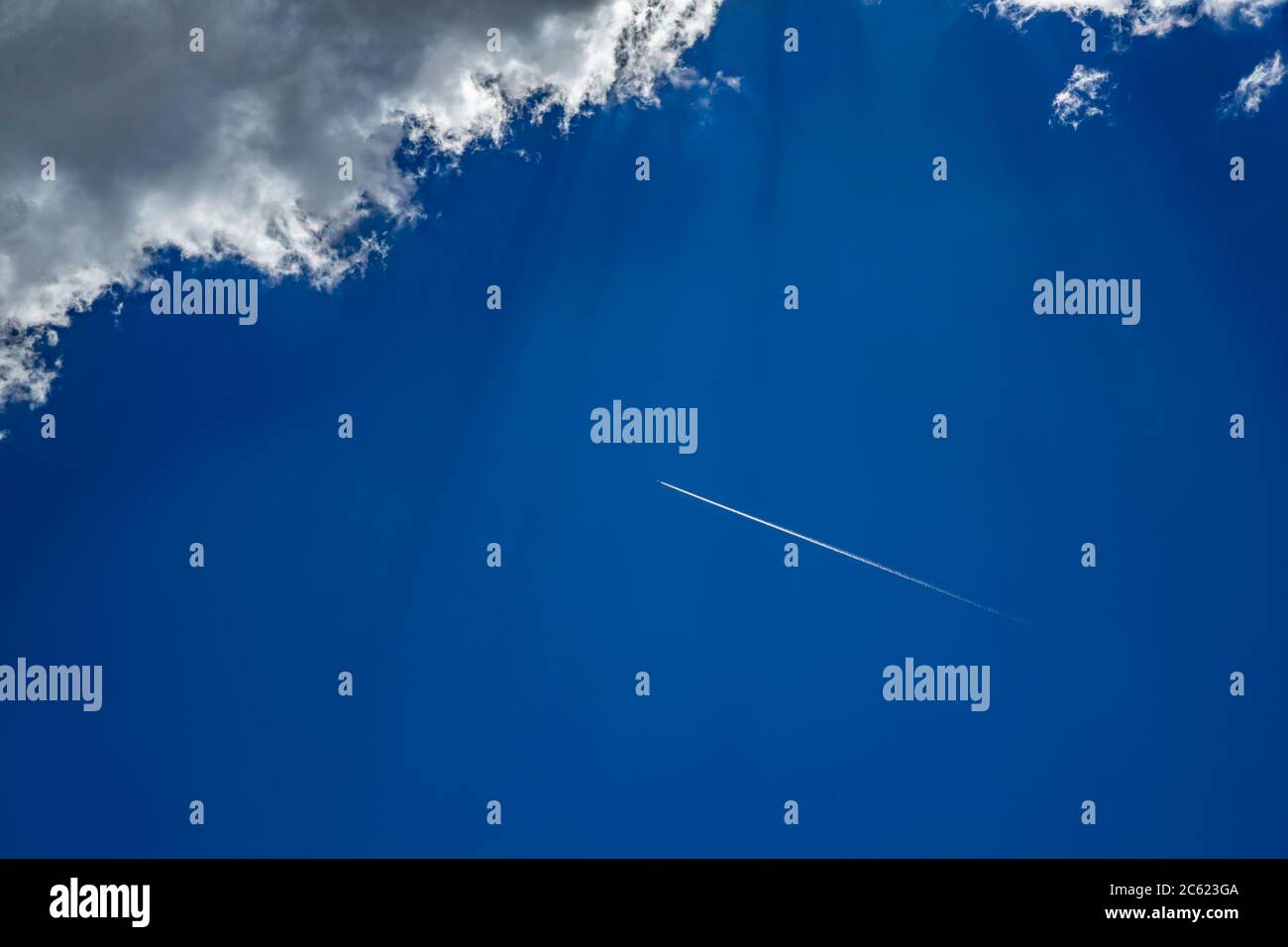 Contrail hi-res stock photography and images - Alamy