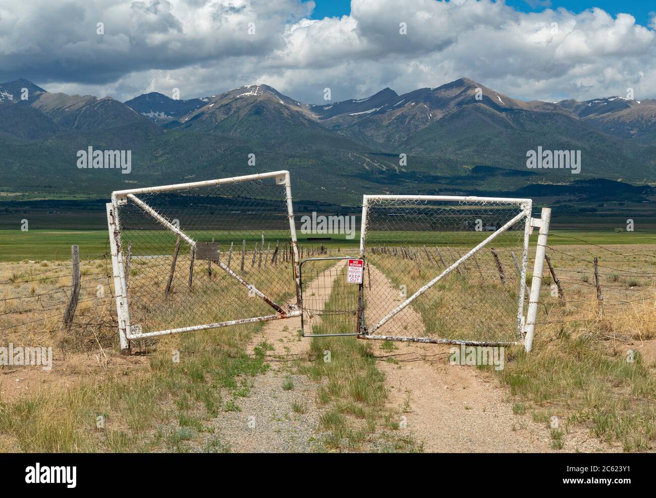 Old rusty gates hi-res stock photography and images - Alamy