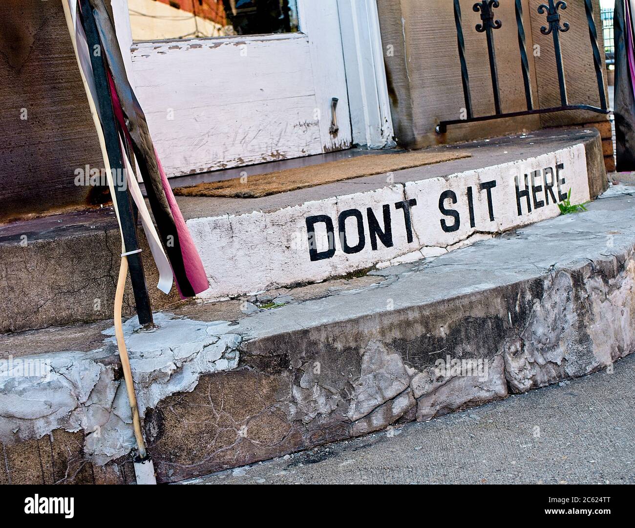 don't sit here sign on entrance steps Stock Photo - Alamy