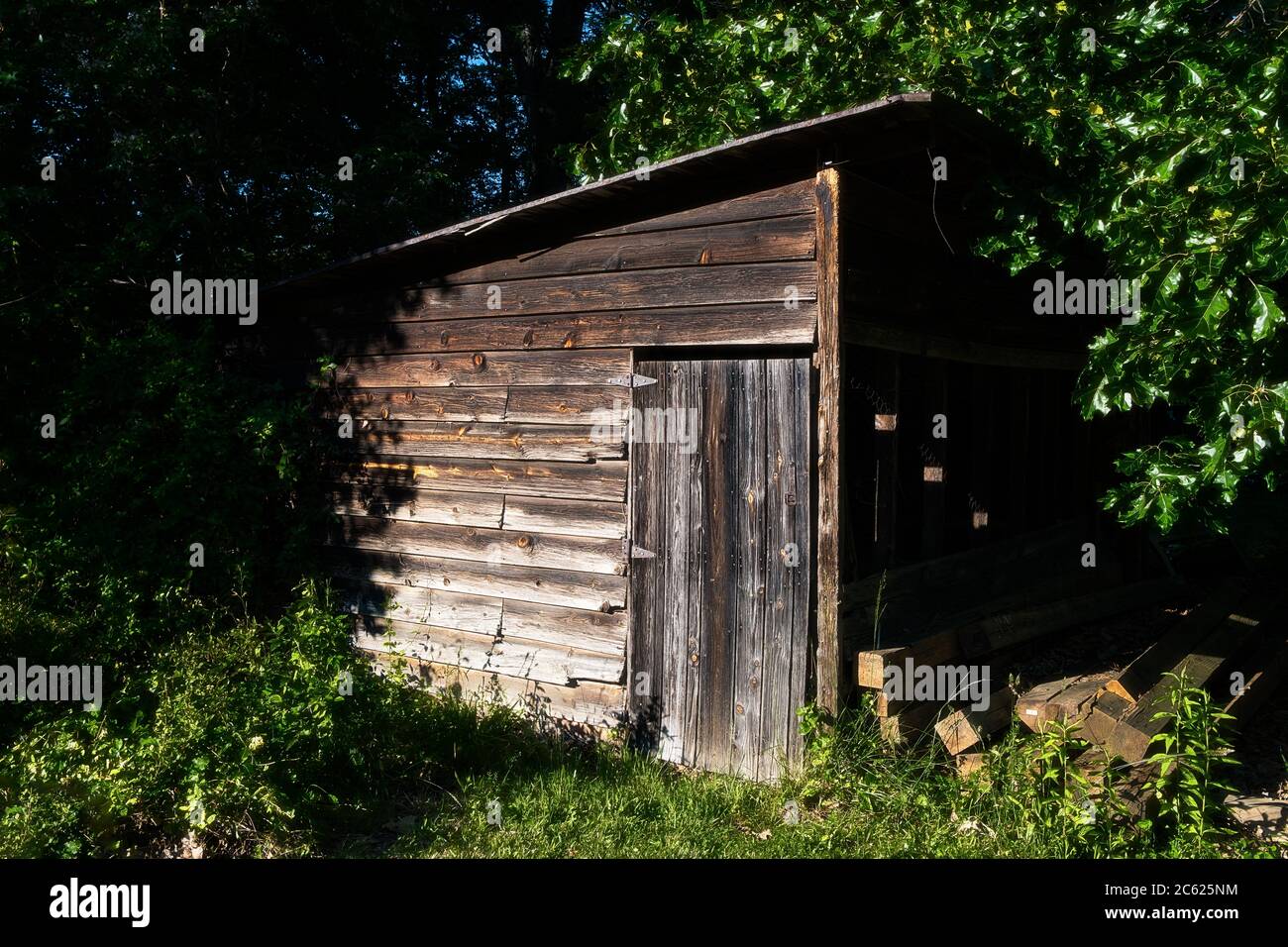 An old beat up farm building Stock Photo - Alamy