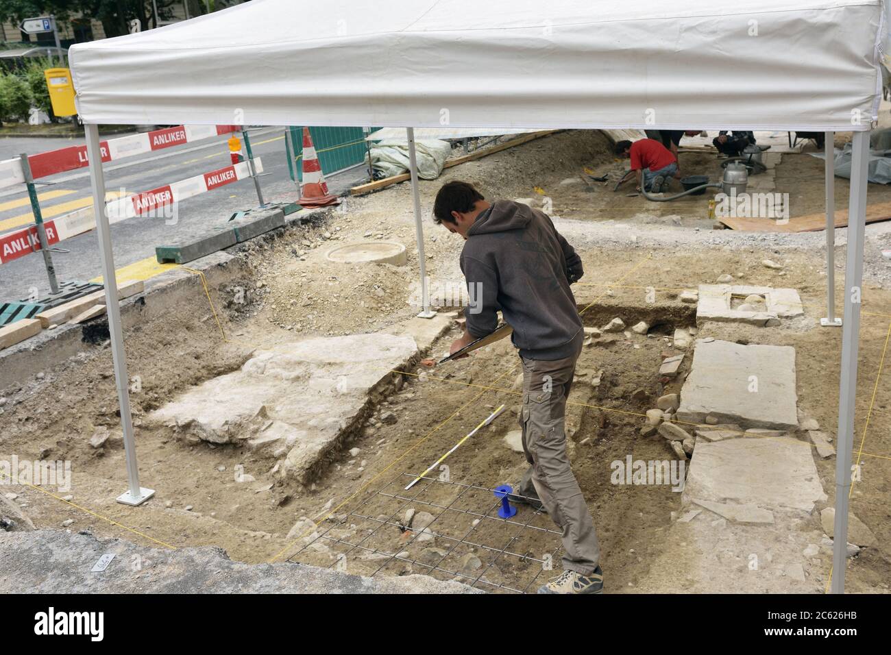 Old man digging ground hi-res stock photography and images - Alamy