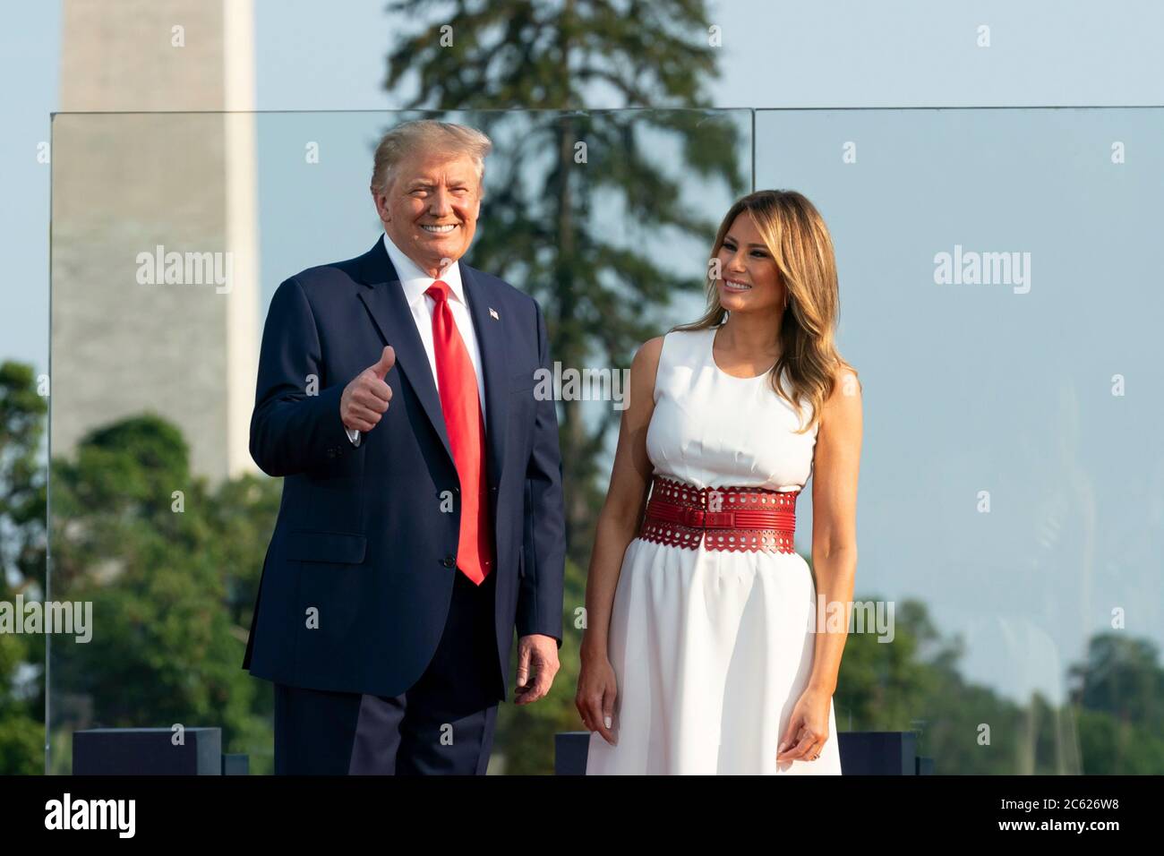 Donald trump and melania smiling hi-res stock photography and images ...