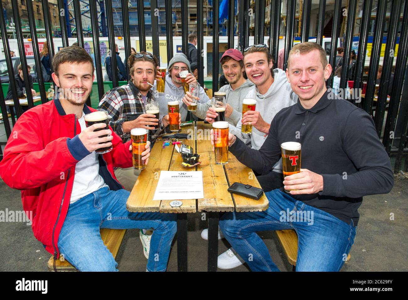 Pints of beer in garden hi-res stock photography and images - Alamy