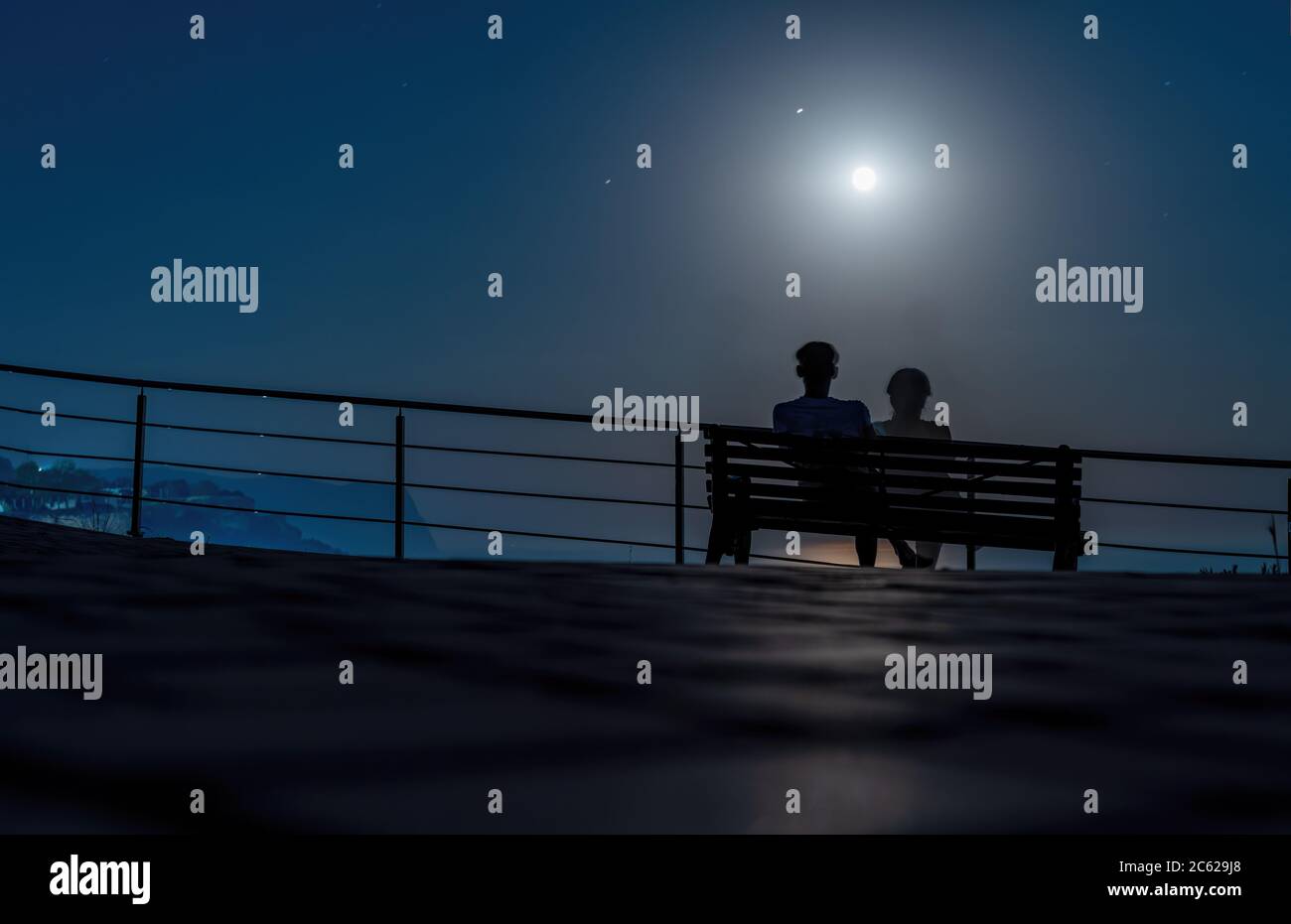Love couple in moonlight hi-res stock photography and images - Alamy