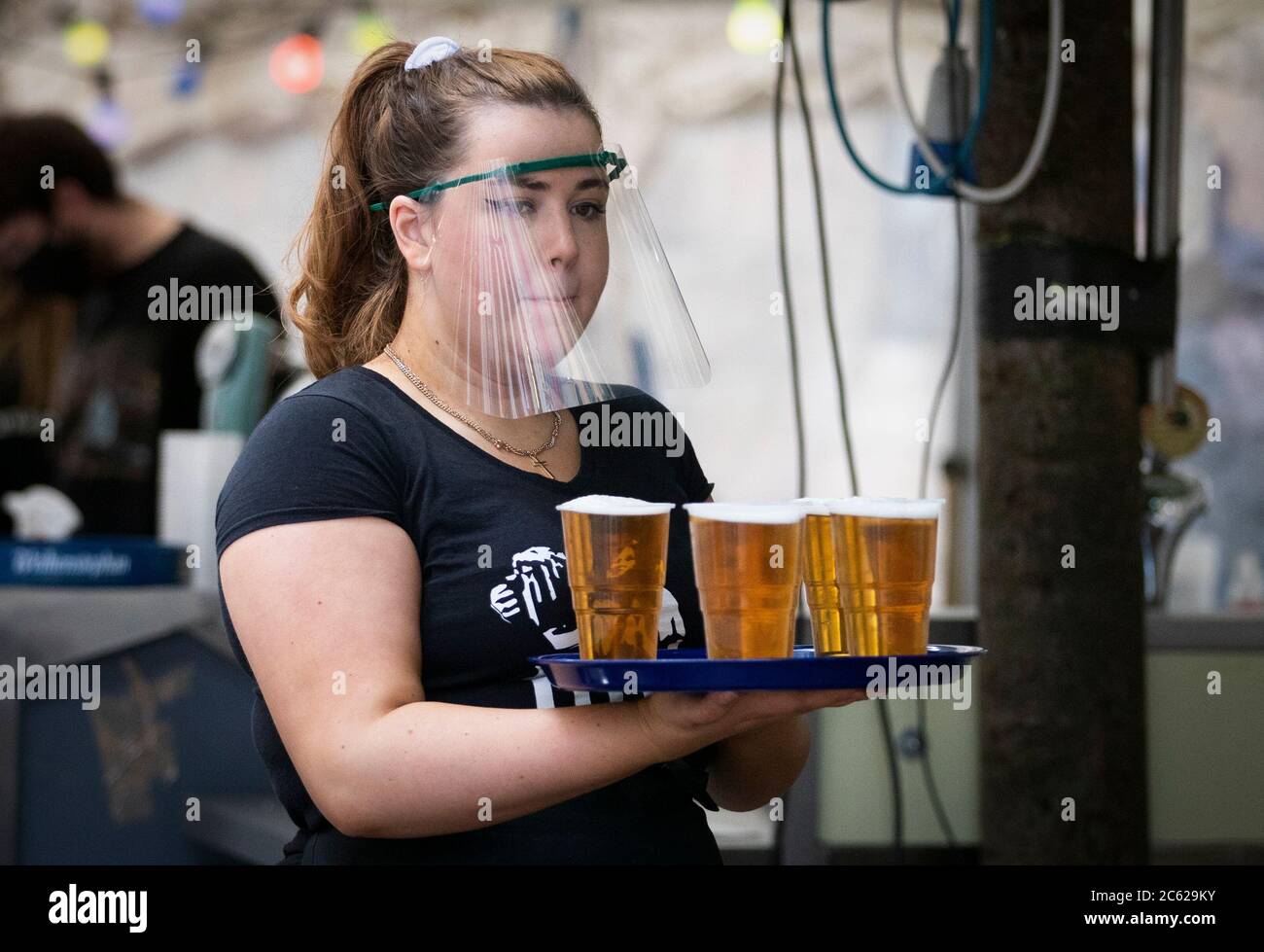 Beer garden bier halle hi-res stock photography and images - Alamy