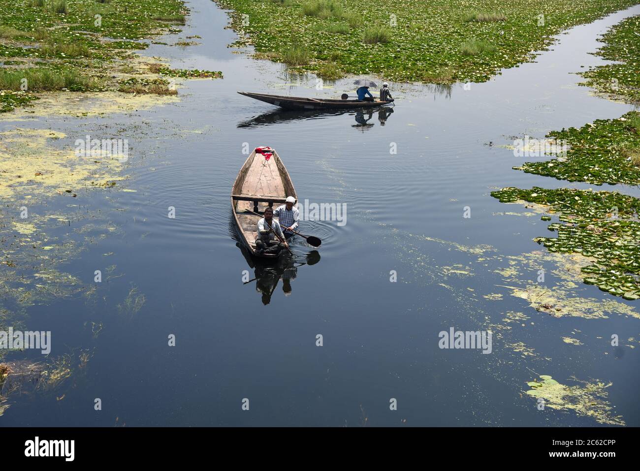 Kashmiri boatmen rows hi-res stock photography and images - Alamy