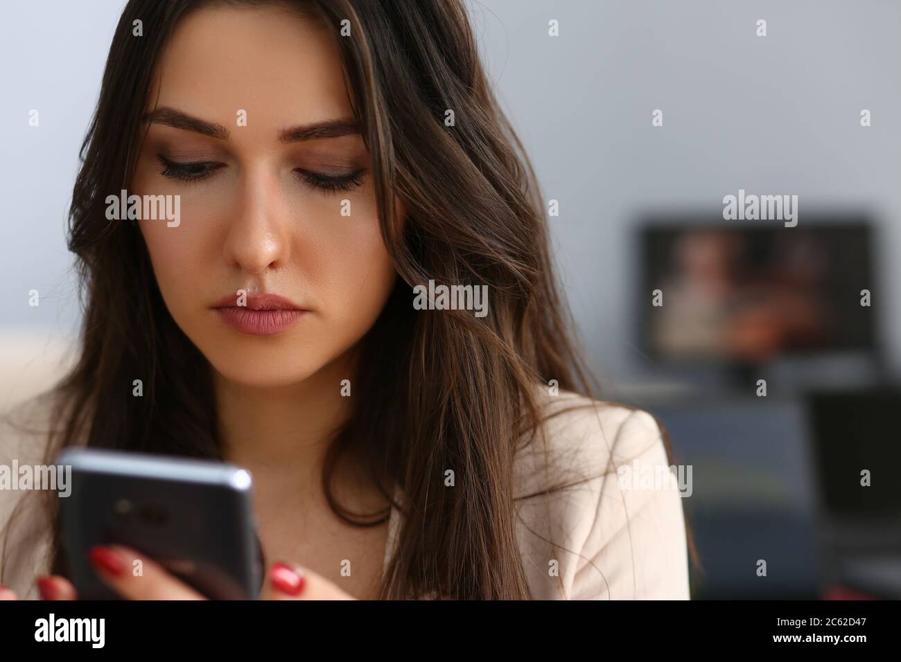 Business woman typing message on her mobile phone Stock Photo - Alamy