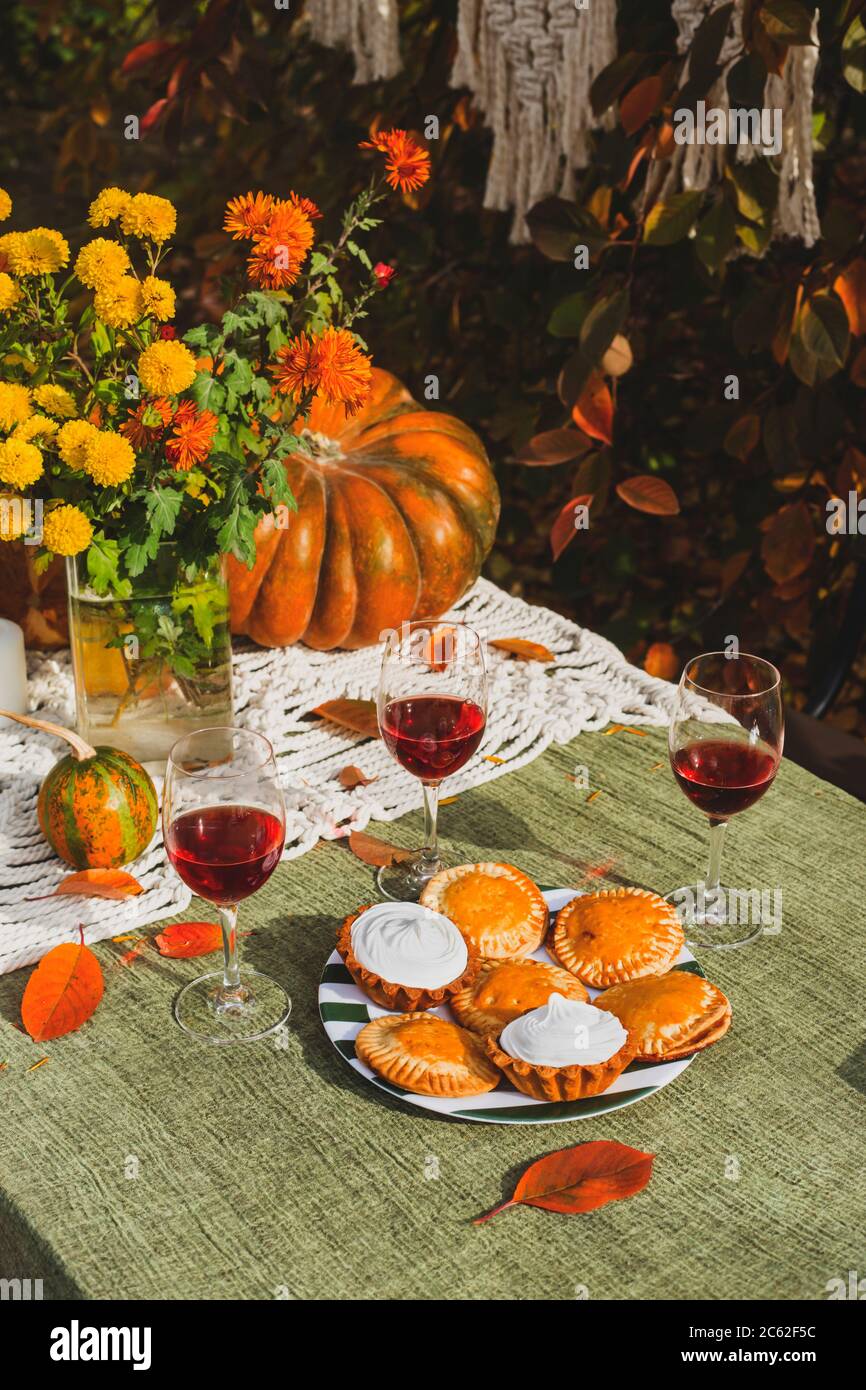 Backyard brunch hi-res stock photography and images - Alamy