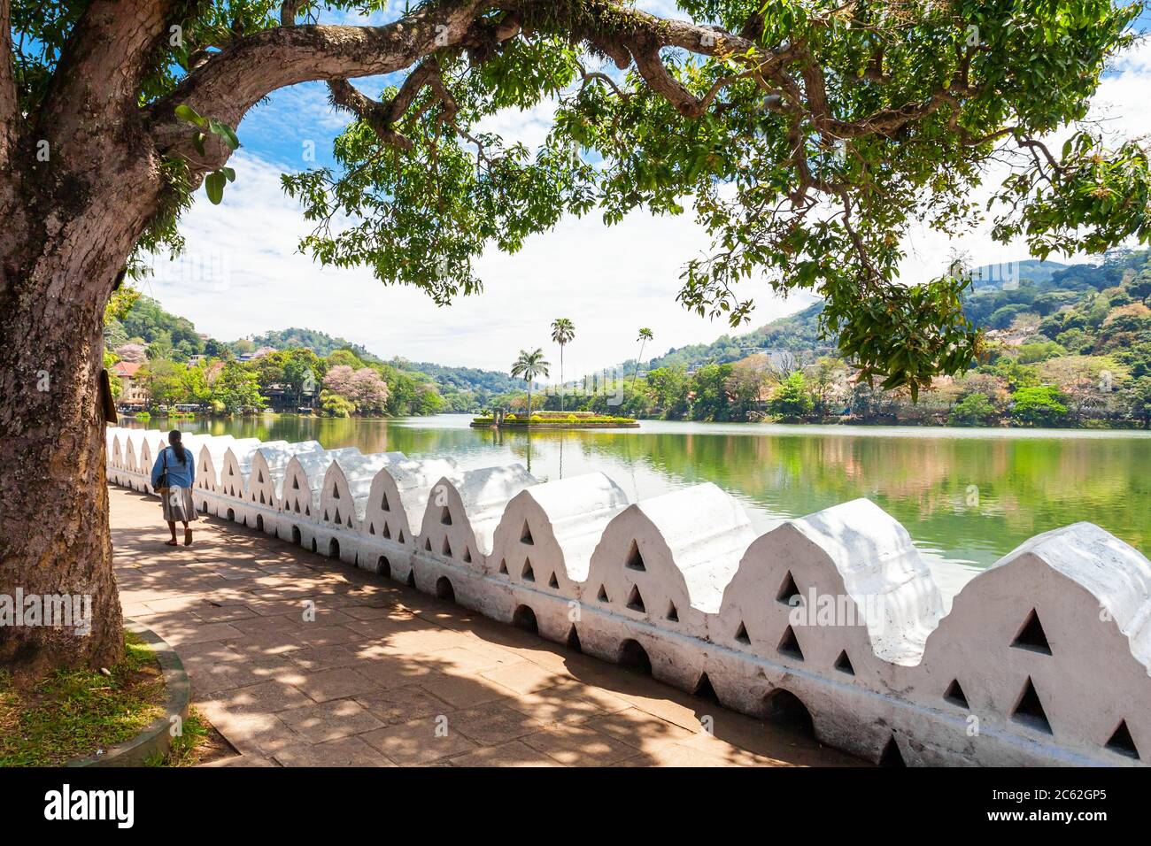 Kandy Lake promenade in Kandy city, Sri Lanka Stock Photo - Alamy
