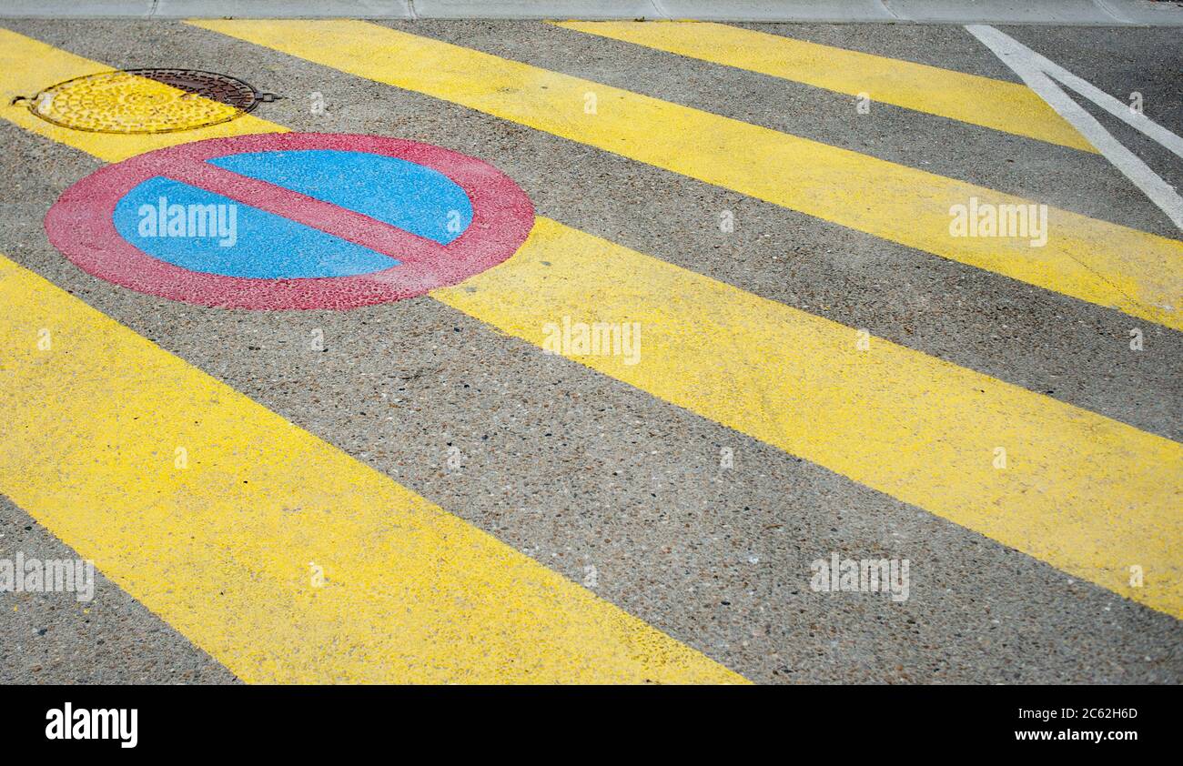 Road markings marking pedestrian hi-res stock photography and images ...