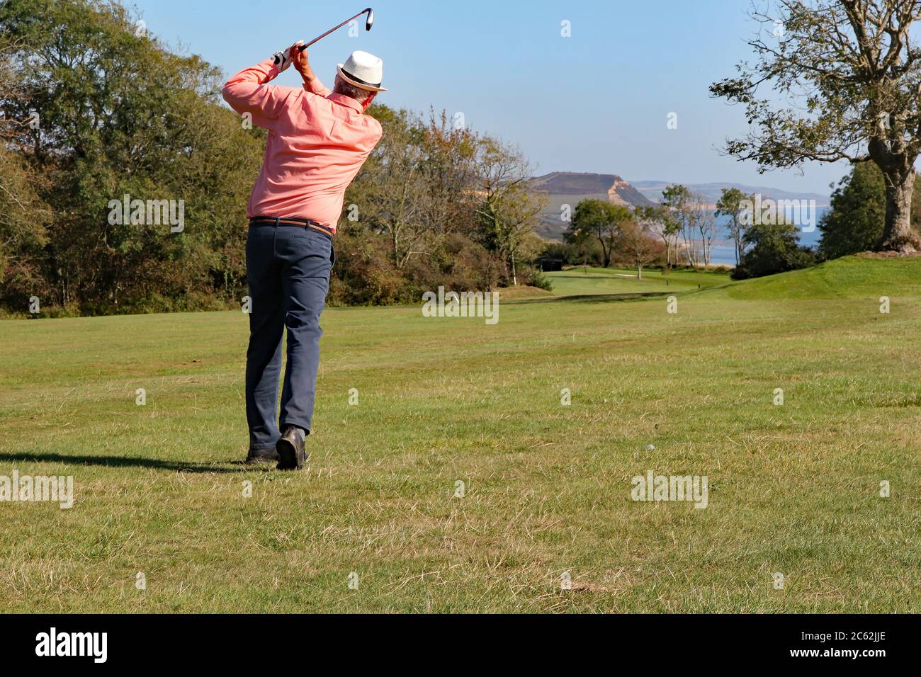 Old man playing golf hi-res stock photography and images - Alamy