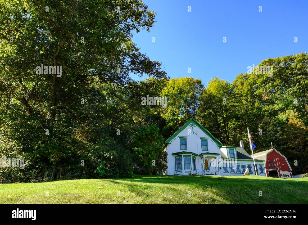 Timber built homestead shown together with a typically styled US barn ...