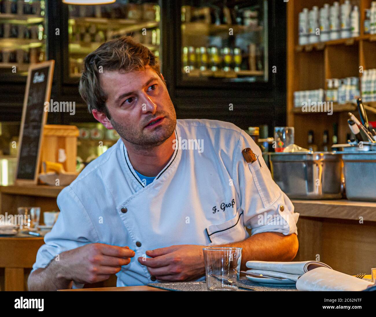 Chef Felix Groß in the open kitchen of Ernerle with food journalist ...