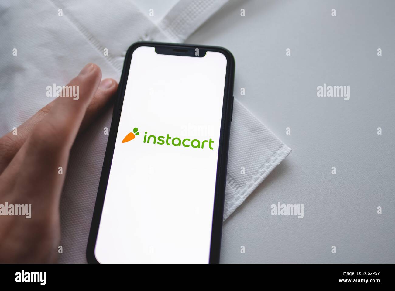 Instacart app logo on the smartphone screen Stock Photo - Alamy