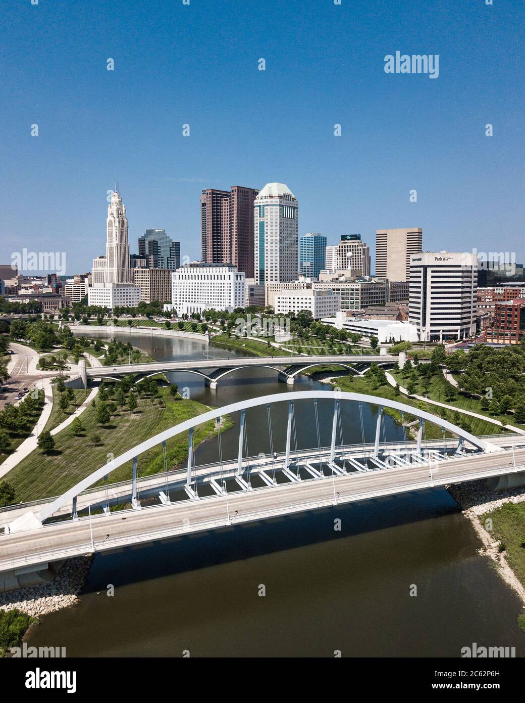 Droning the city hi-res stock photography and images - Alamy