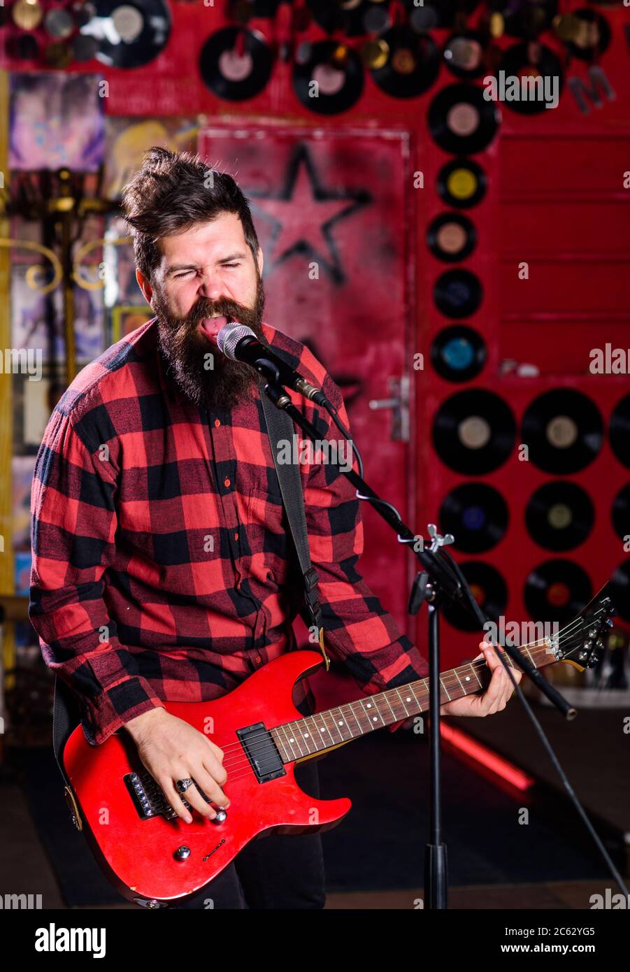 Man shouting mic hi-res stock photography and images - Alamy