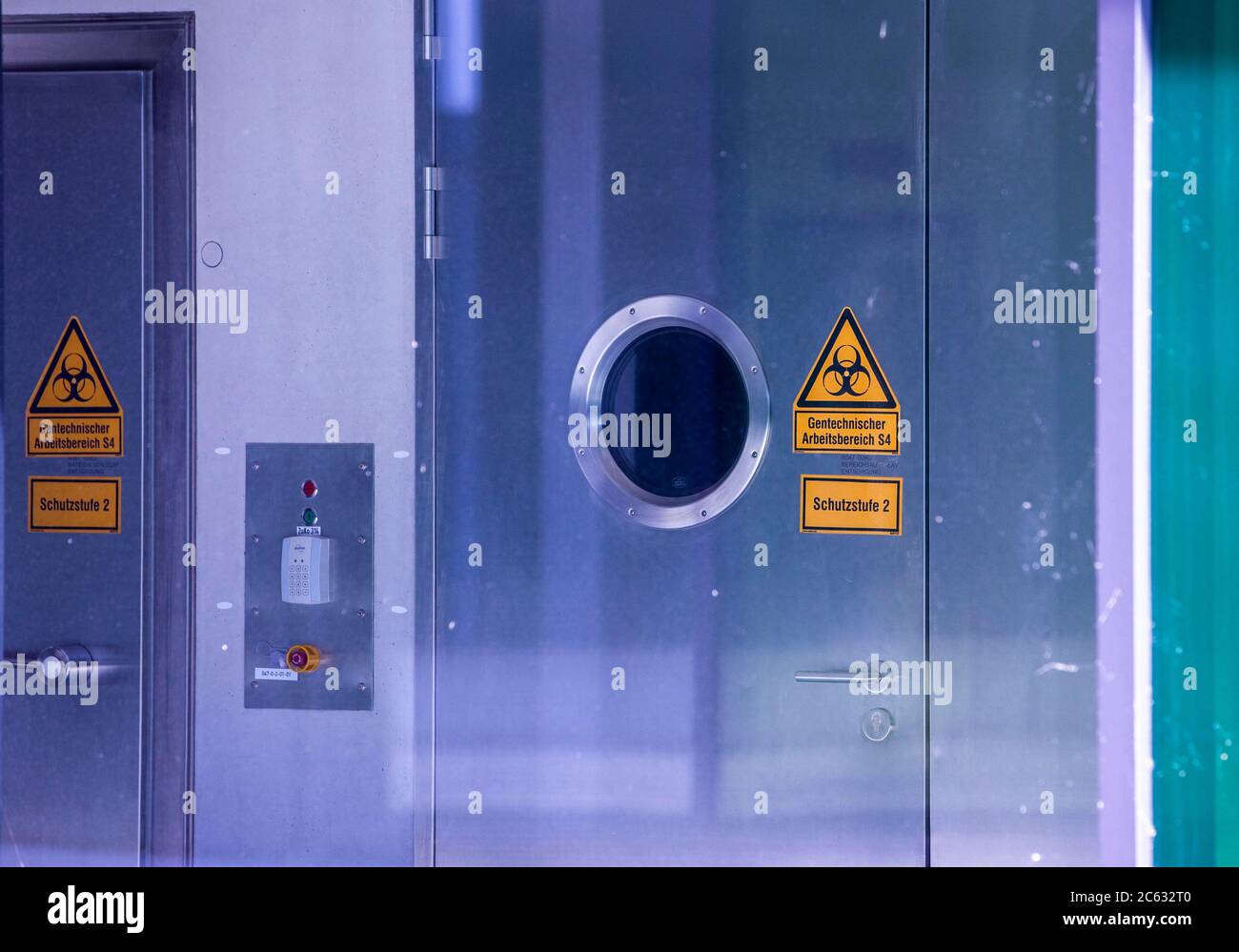 Airlock door hi-res stock photography and images - Alamy