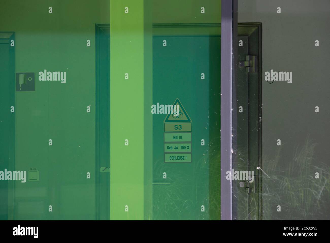 Airlock door hi-res stock photography and images - Alamy