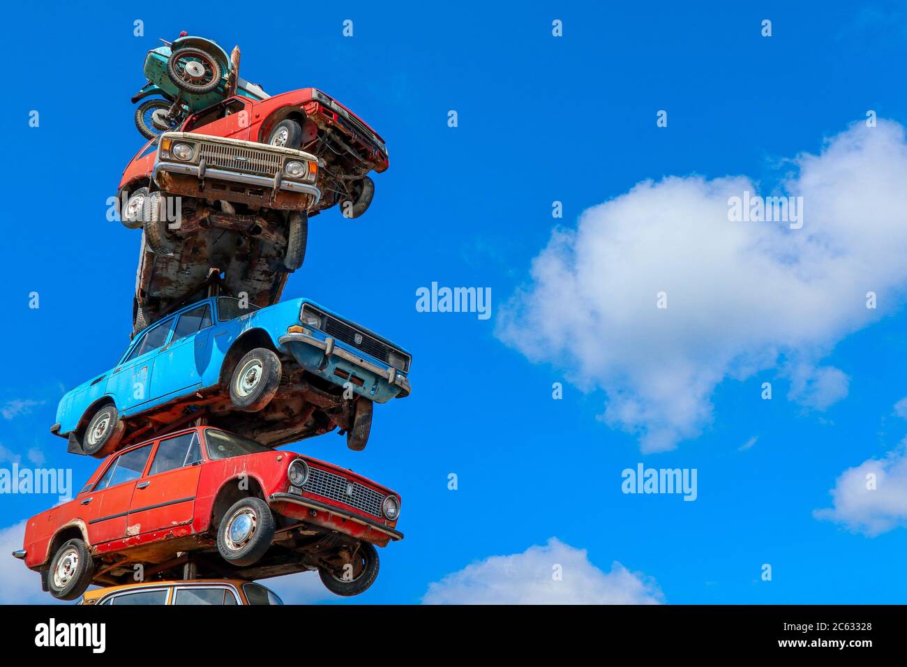 Car scrap heap pyramid hi-res stock photography and images - Alamy