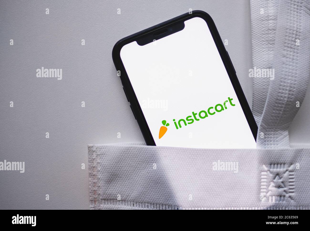 Instacart app logo on the smartphone screen Stock Photo - Alamy