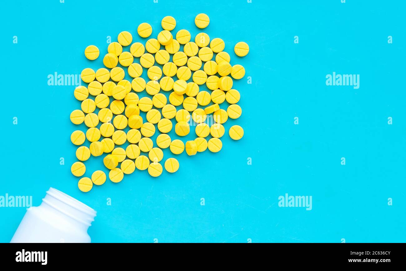 Yellow tablets of Paracetamol on blue background Stock Photo - Alamy