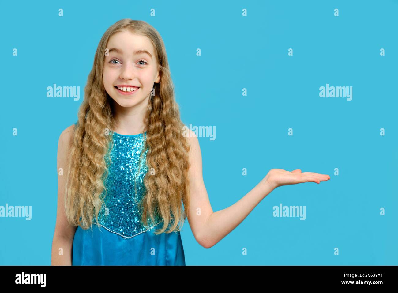 Products advertisement girl hi-res stock photography and images - Alamy