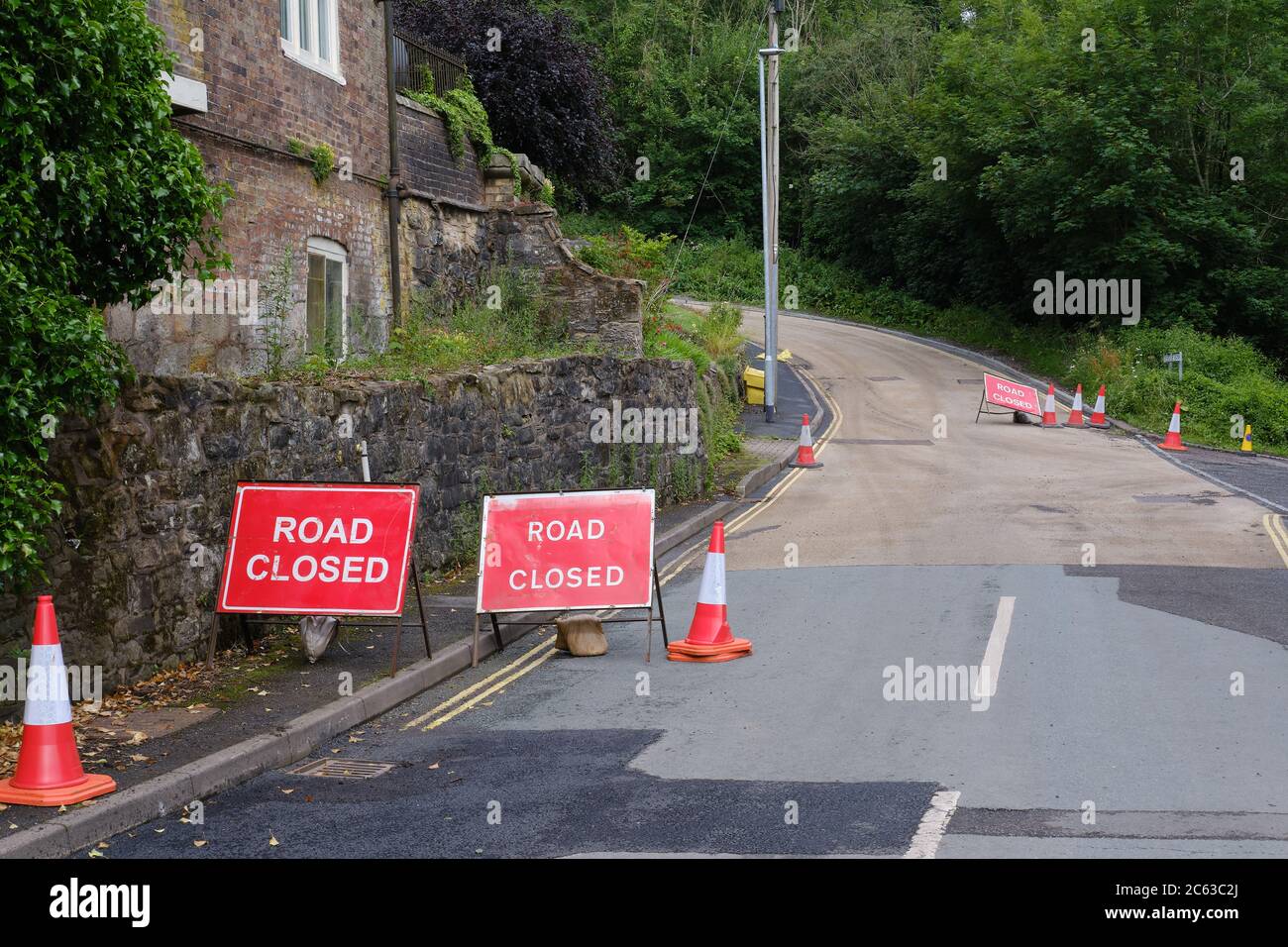 Road closure sign hi-res stock photography and images - Alamy