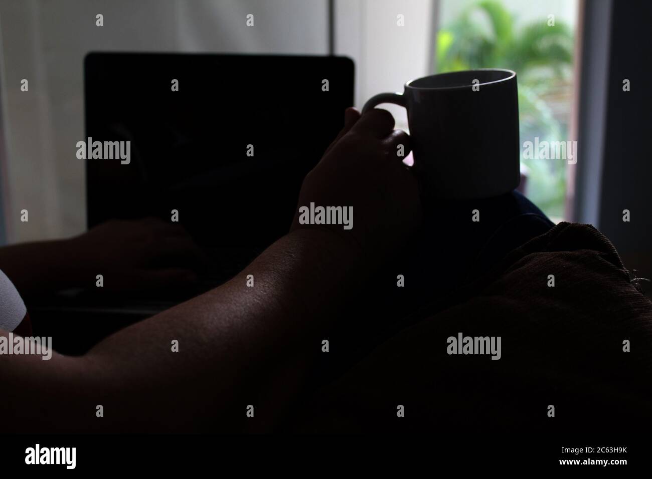 Hand and mug Stock Photo - Alamy