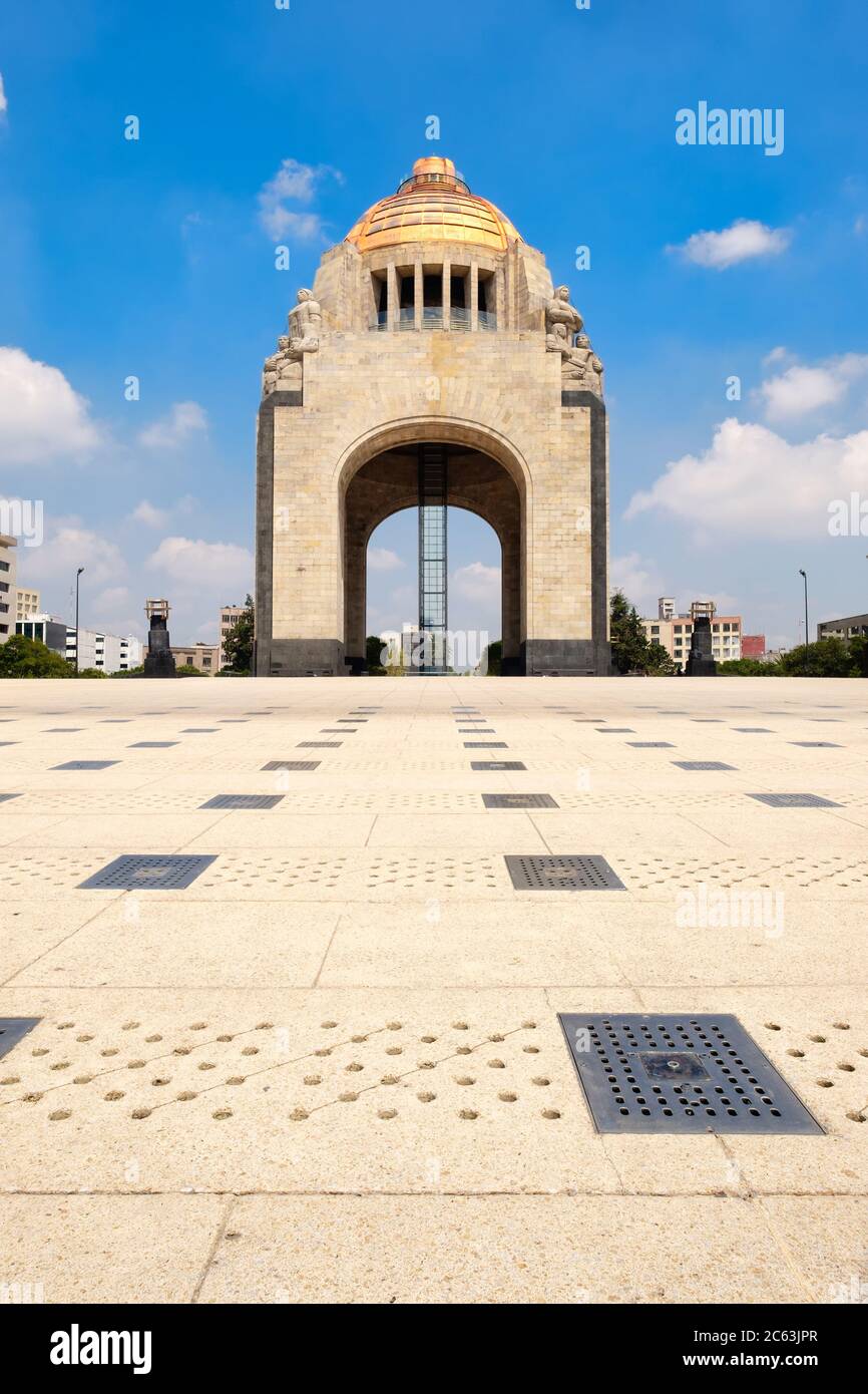 The Monument to the Revoiution in Mexico City - A symbol of the mexican ...