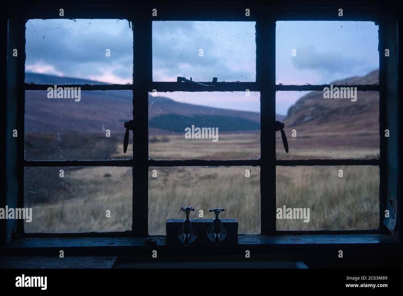 Antique kitchen sink hi-res stock photography and images - Alamy