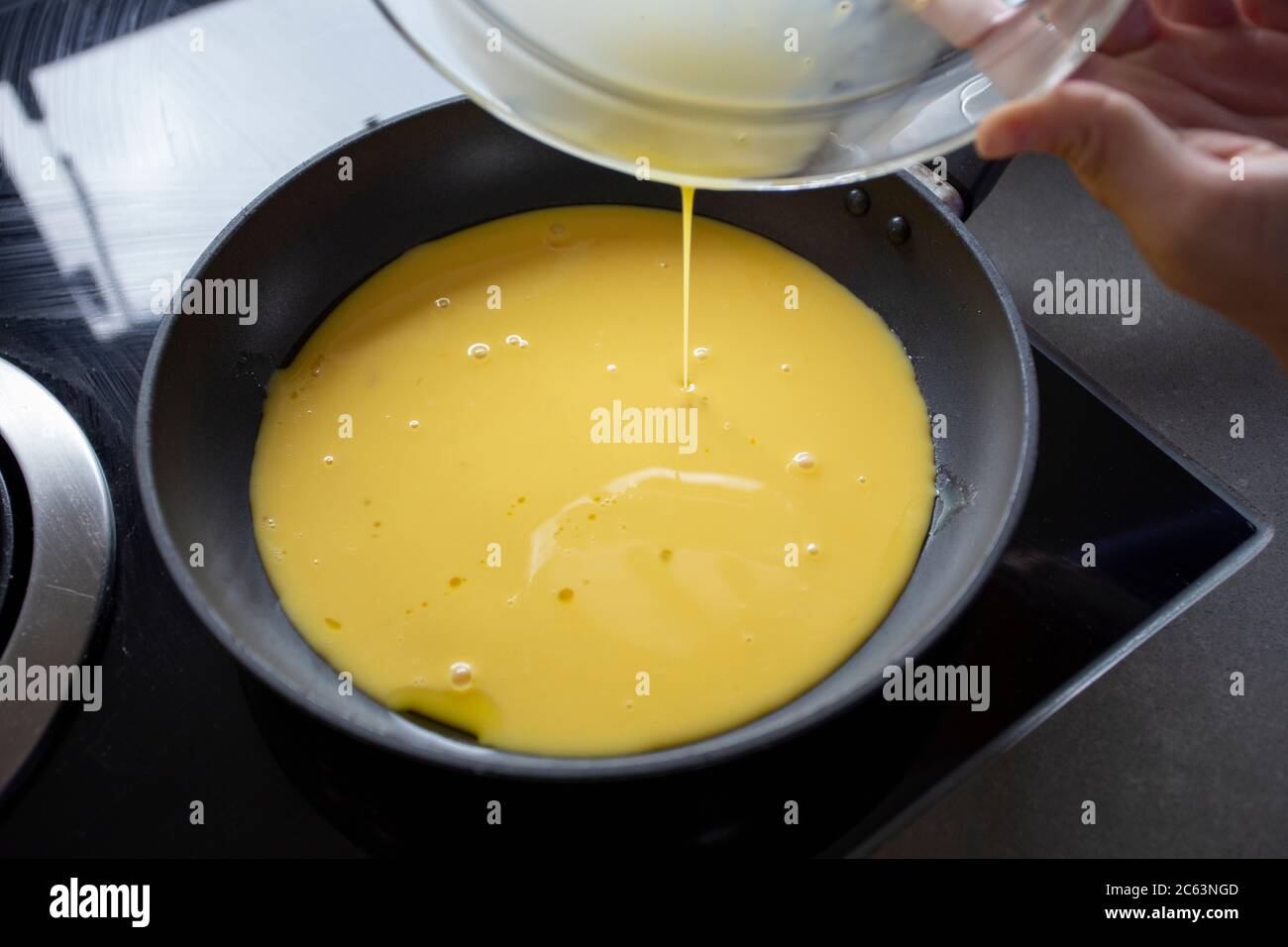 Pour eggs hi-res stock photography and images - Alamy