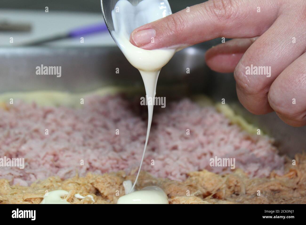 Preparando pizza hi-res stock photography and images - Alamy