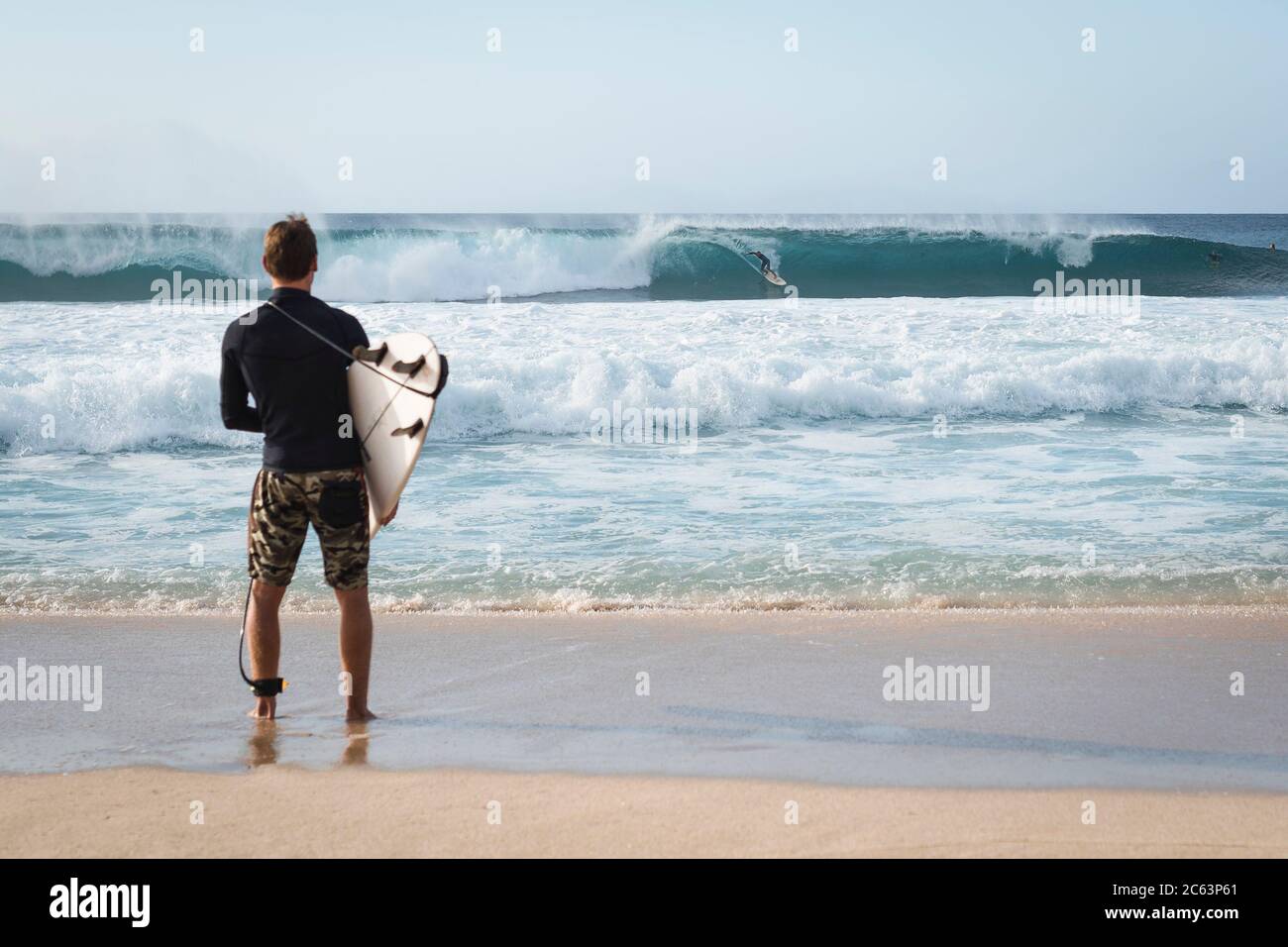 Surfing big waves hi-res stock photography and images - Alamy