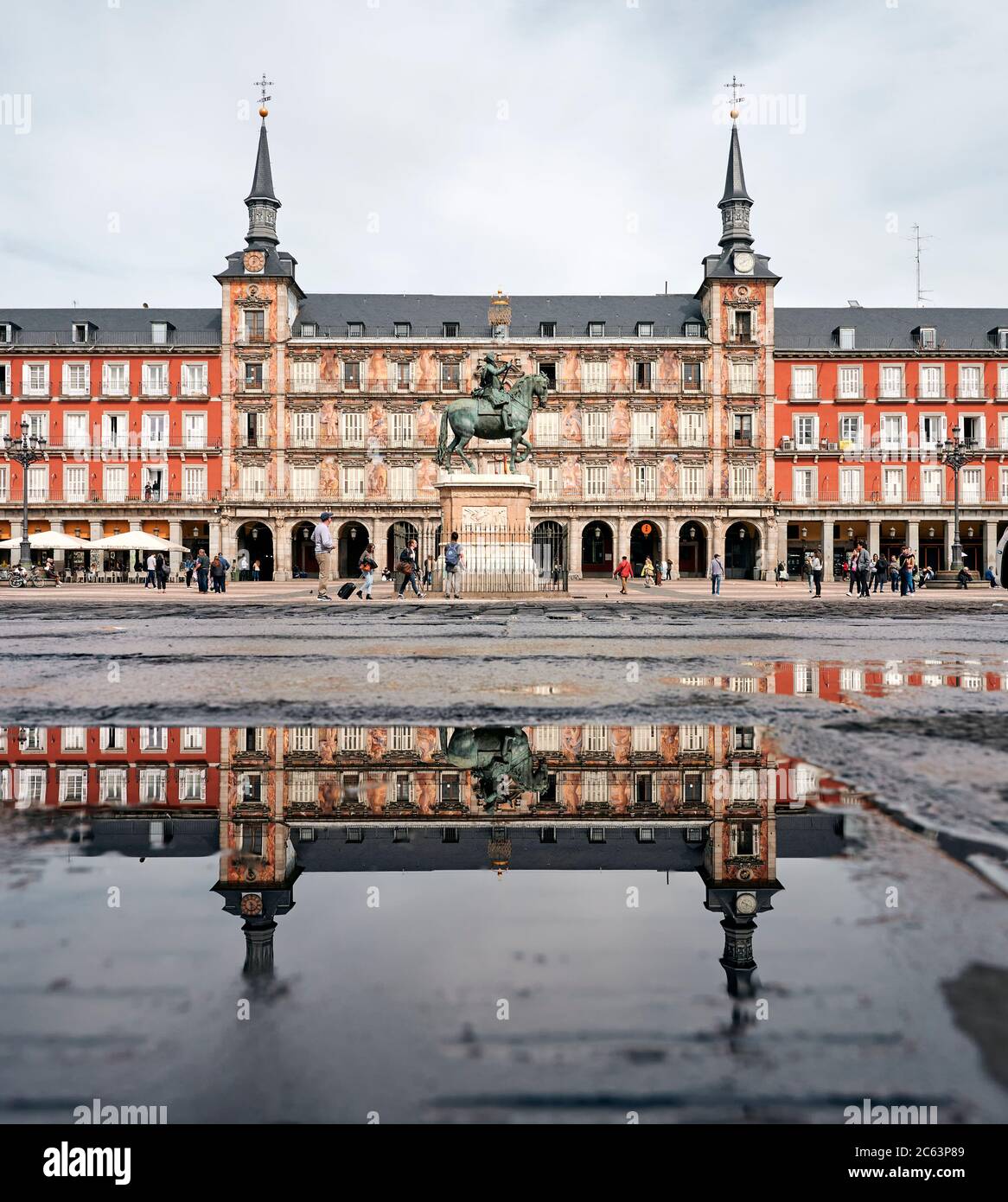 Picturesque view of aged building Casa de la Panaderia and bronze ...