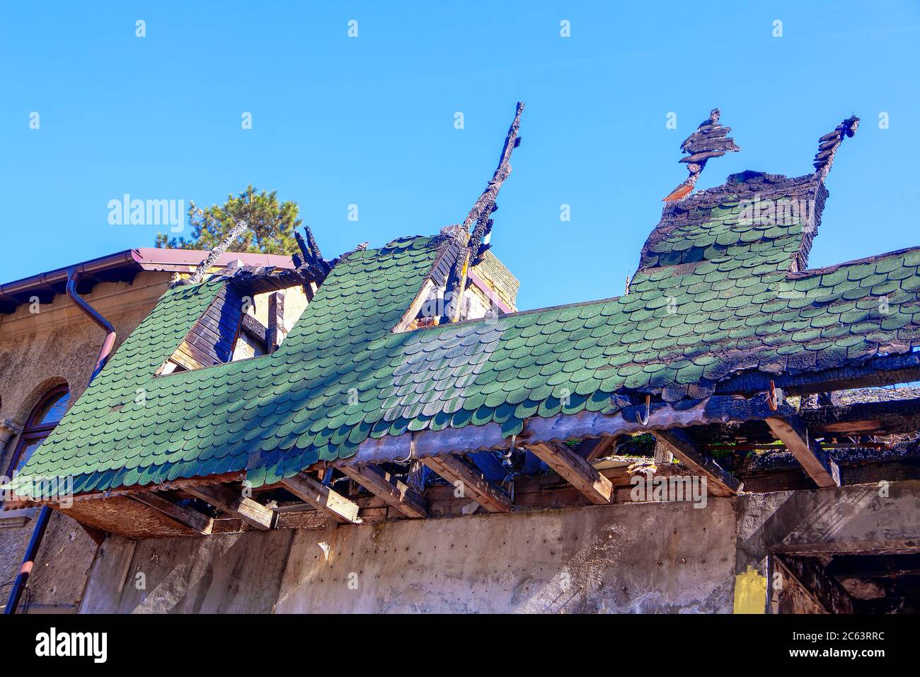 Tiled roof after a fire . Burnt residential house Stock Photo - Alamy